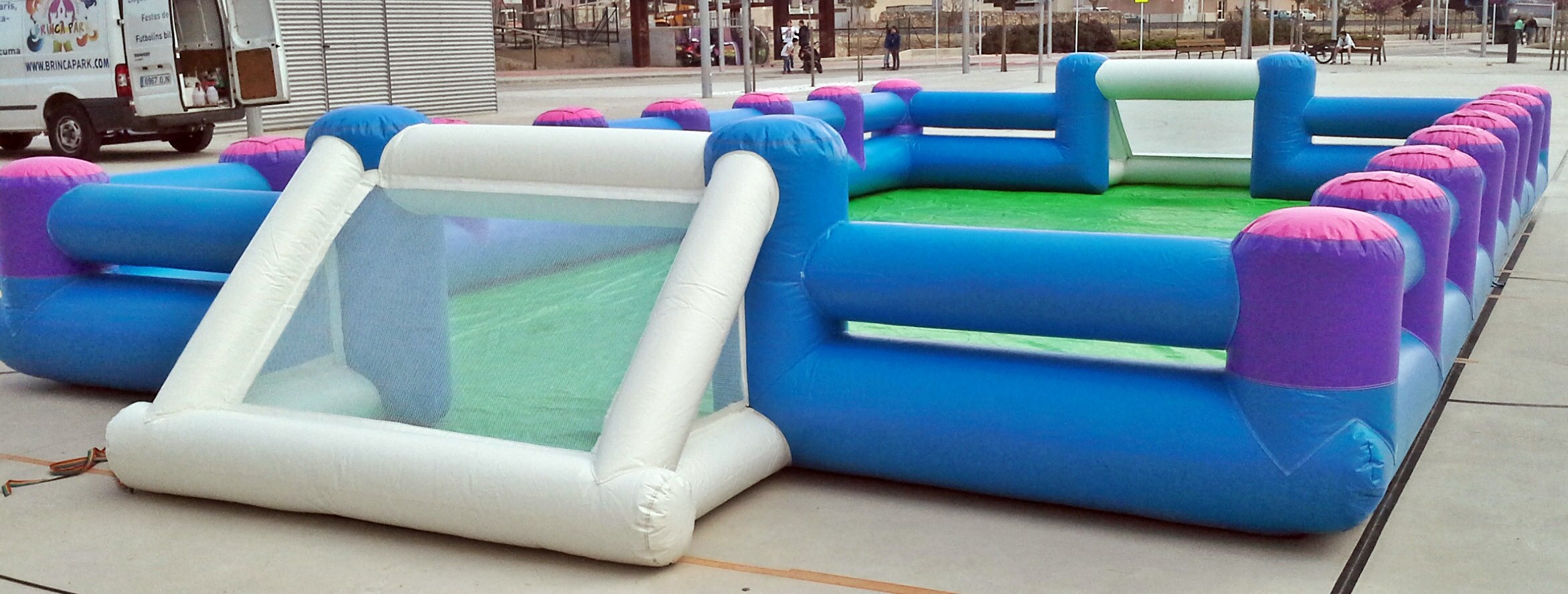 Hinchable camp de futbol blau | www.fiestalea.com