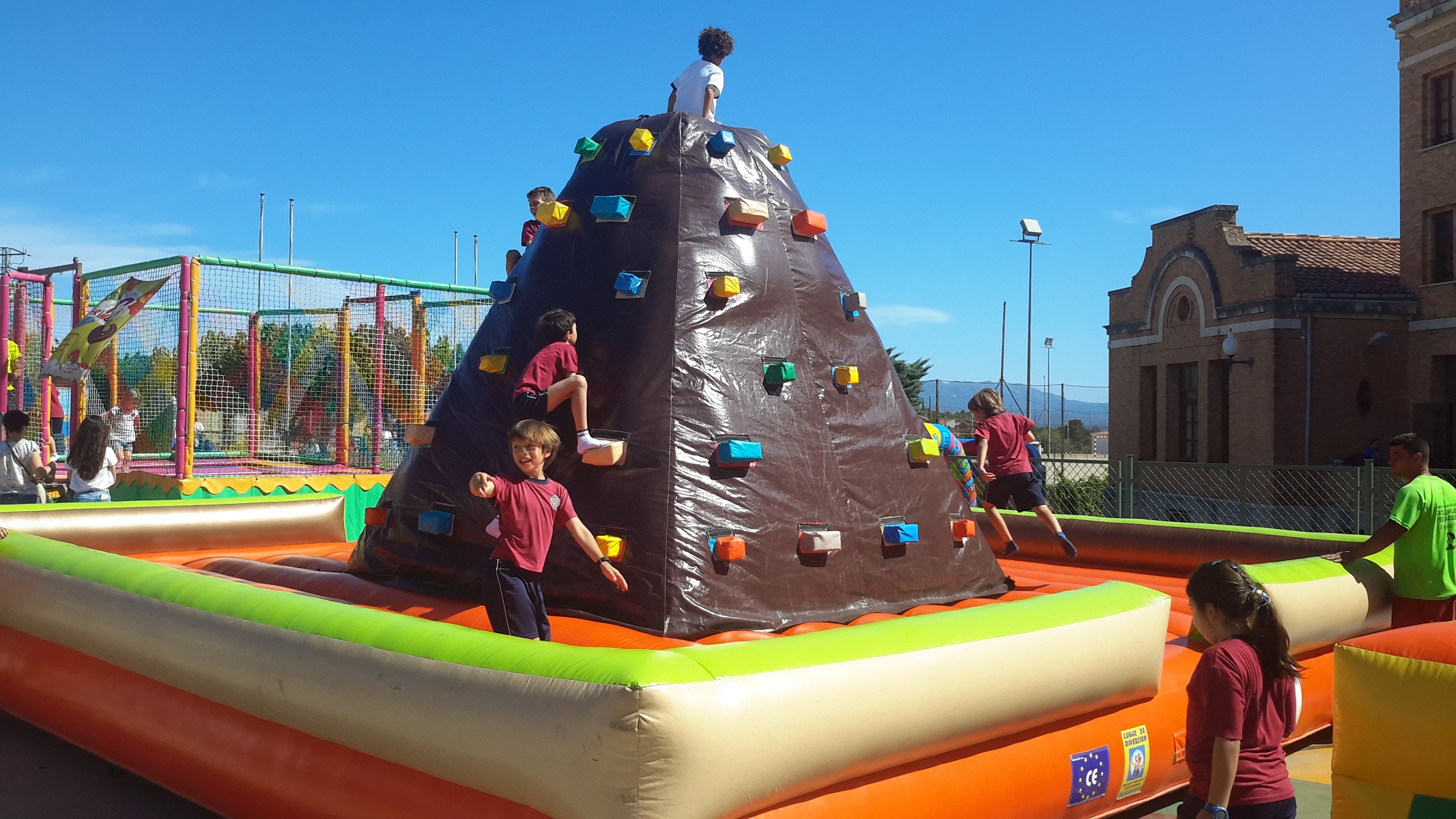 Rocódromo hinchable | www.fiestalea.com